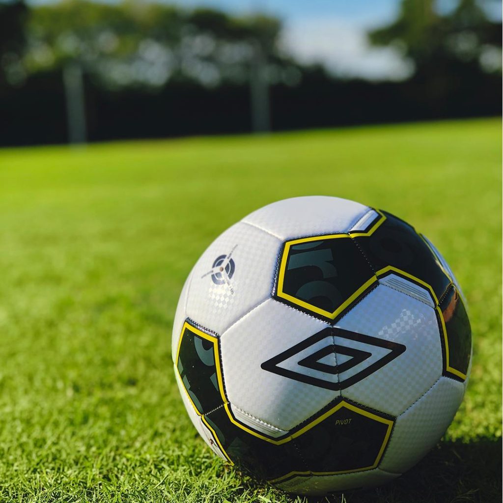 Bolas de futebol baratas para comprar: escolha a sua e bora pro Fut