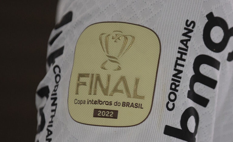 Patchs na camisa de futebol: Usado para identificar competições ...